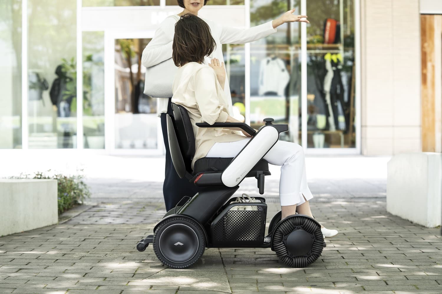 次世代型小型モビリティ「WHILL」を販売 - ETPホールディングス株式会社