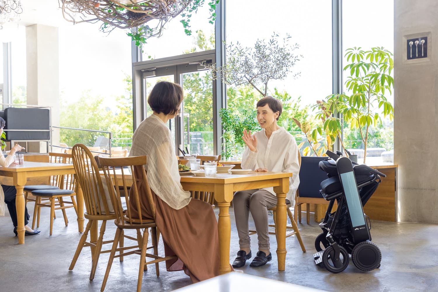 次世代型小型モビリティ「WHILL」を販売 - ETPホールディングス株式会社