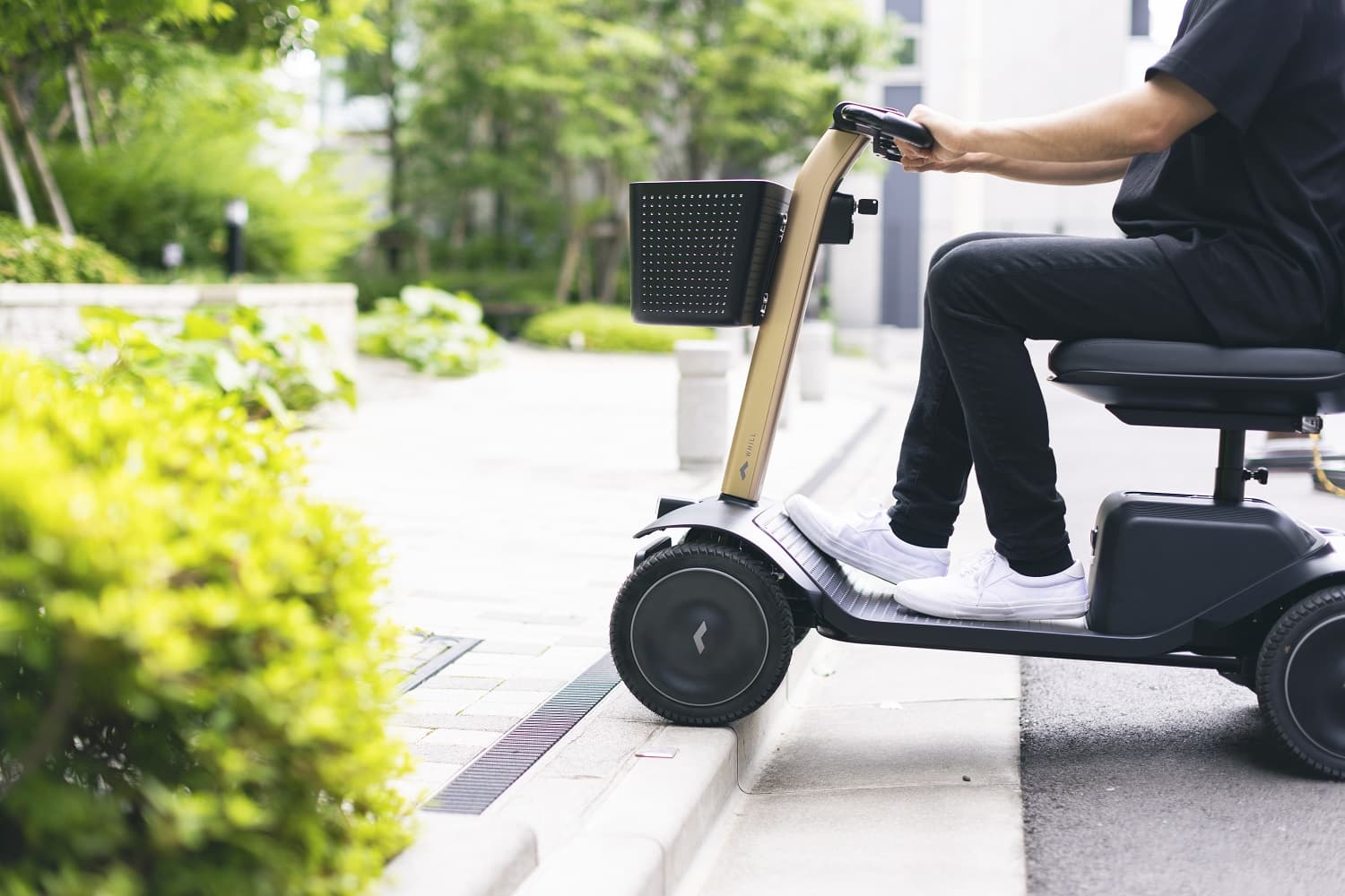 次世代型小型モビリティ「WHILL」を販売 - ETPホールディングス株式会社